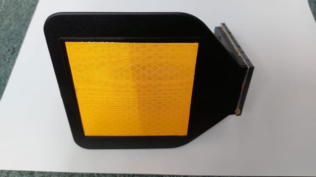 FLEXIBLE GUARDRAIL REFLECTOR WITH DIAMOND GRADE REFLECTIVE WITH STEEL ...